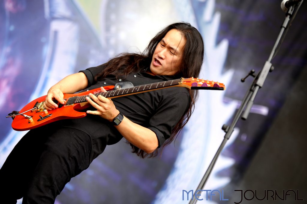 Herman Li de Dragonforce realiza un solo de guitarra sumergido en el ...