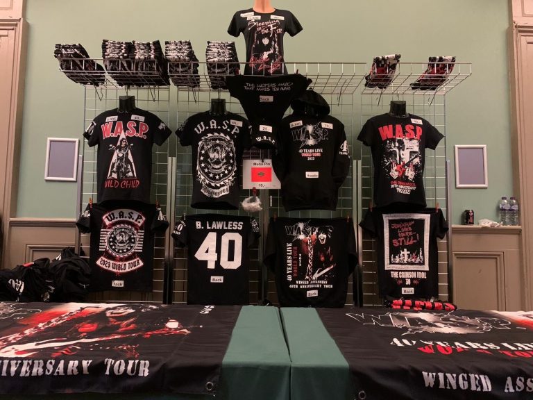 W.A.S.P. muestra fotos de su puesto de merchandise | Metal Journal