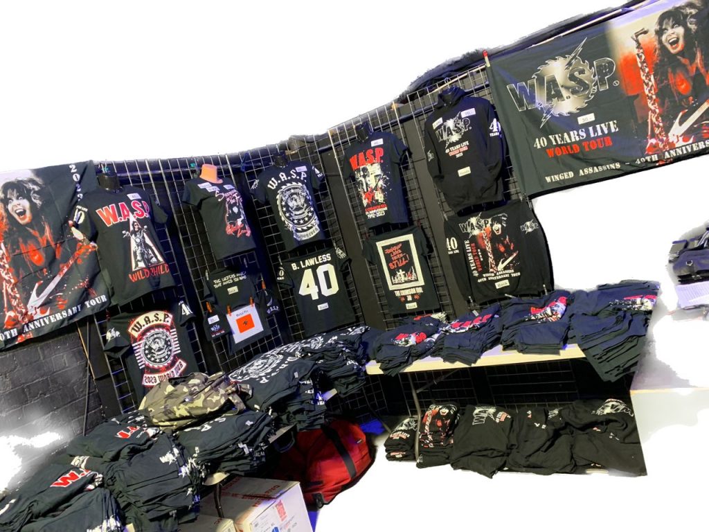 W.A.S.P. muestra fotos de su puesto de merchandise | Metal Journal