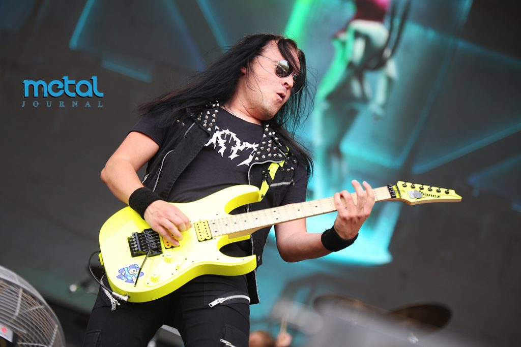 Kasperi Heikkinen de Beast In Black se reúne con dos clásicos músicos ...